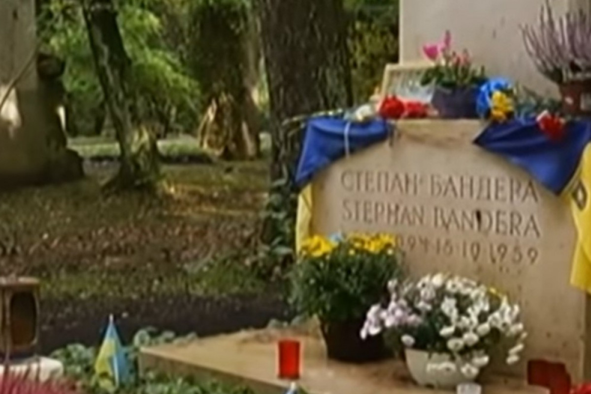 První zprávy - Domácí - Banderův hrob v Mnichově pokrytý nápisy: Na ...