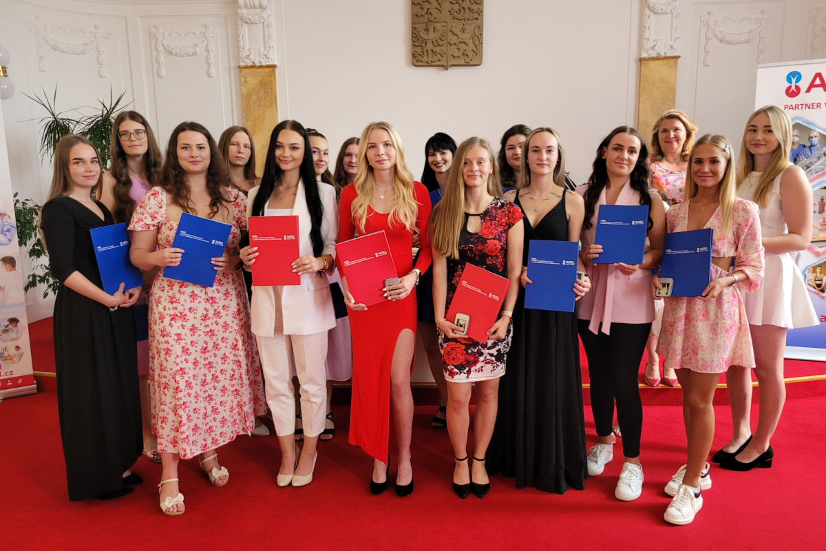 První zprávy - Domácí - Absolventky Střední zdravotnické školy se ...