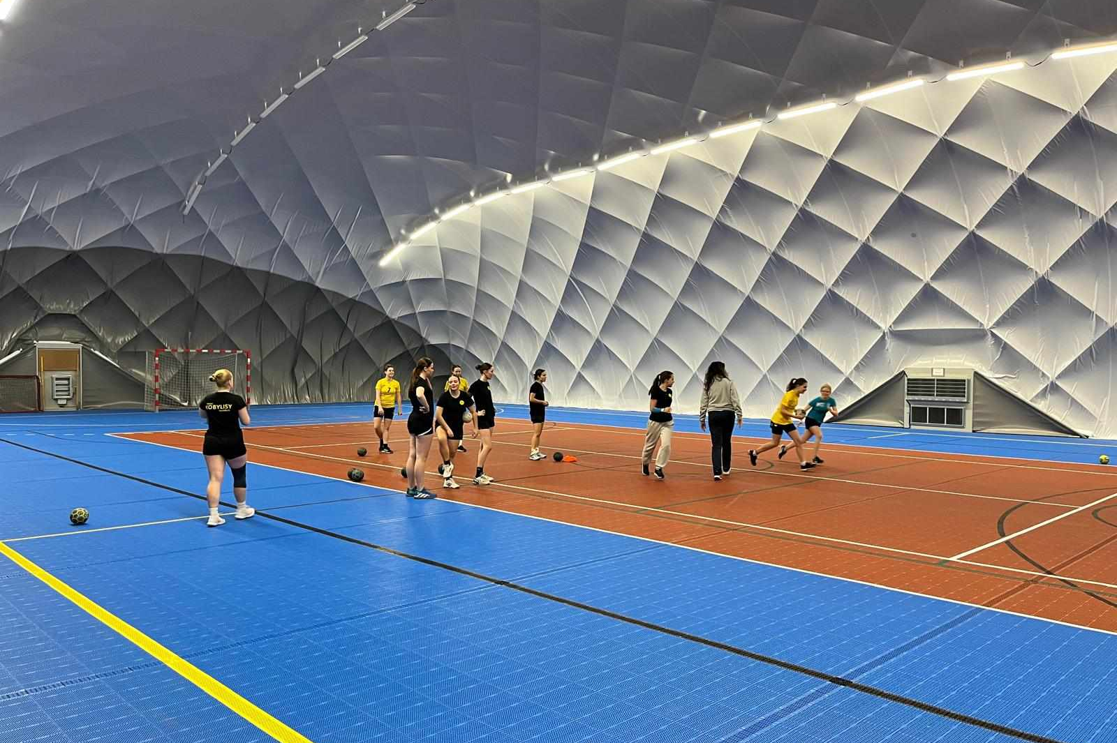 První zprávy - Domácí - Nová nafukovací hala v Bohnicích: Průlom pro ...