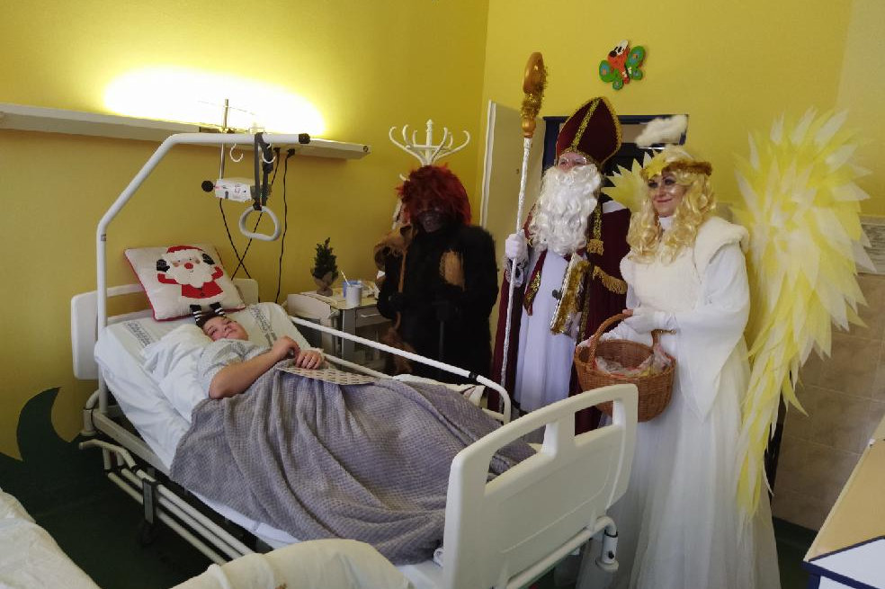 První zprávy - Domácí - Mikuláš, anděl a čert přinesli úsměvy v ...